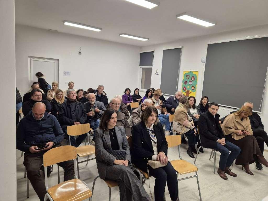 U Grudama predstavljena knjiga 'O duši Plavog Kaputića' Ane Batarelo ...